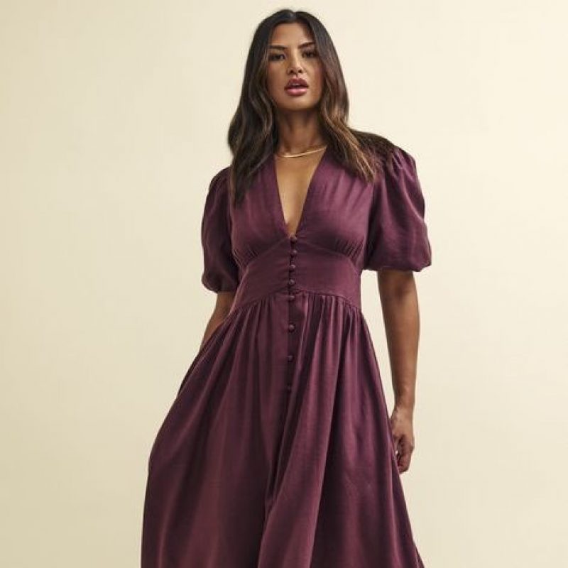 22 Warna Baju yang Cocok untuk Warm Undertone